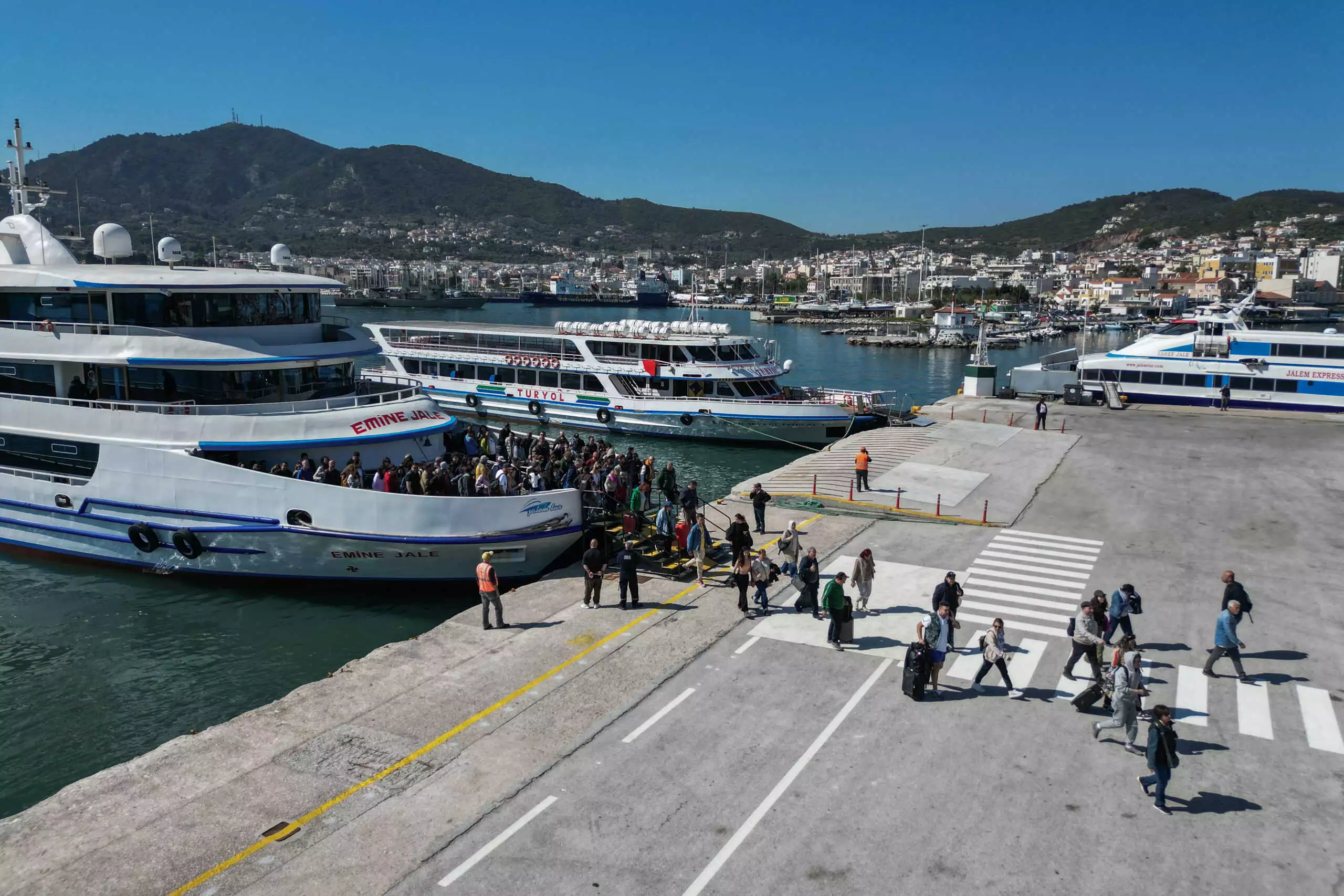 Λέσβος: 7.000 Τούρκοι τουρίστες στο νησί, εικόνες από τις μαζικές ...